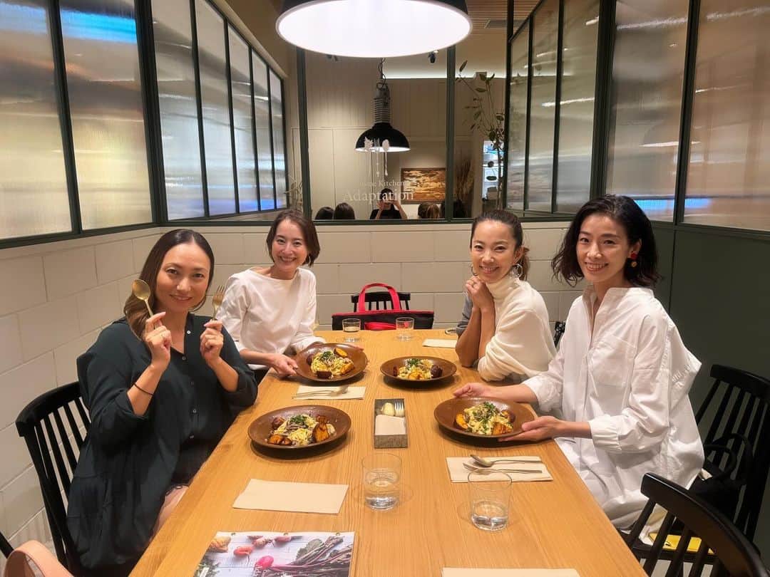 菅井悦子さんのインスタグラム写真 - (菅井悦子Instagram)「『からだにいいもの』が絶対に食べられるレストラン、 @cosmekitchen_adaptation にみんなで行ってき ...
