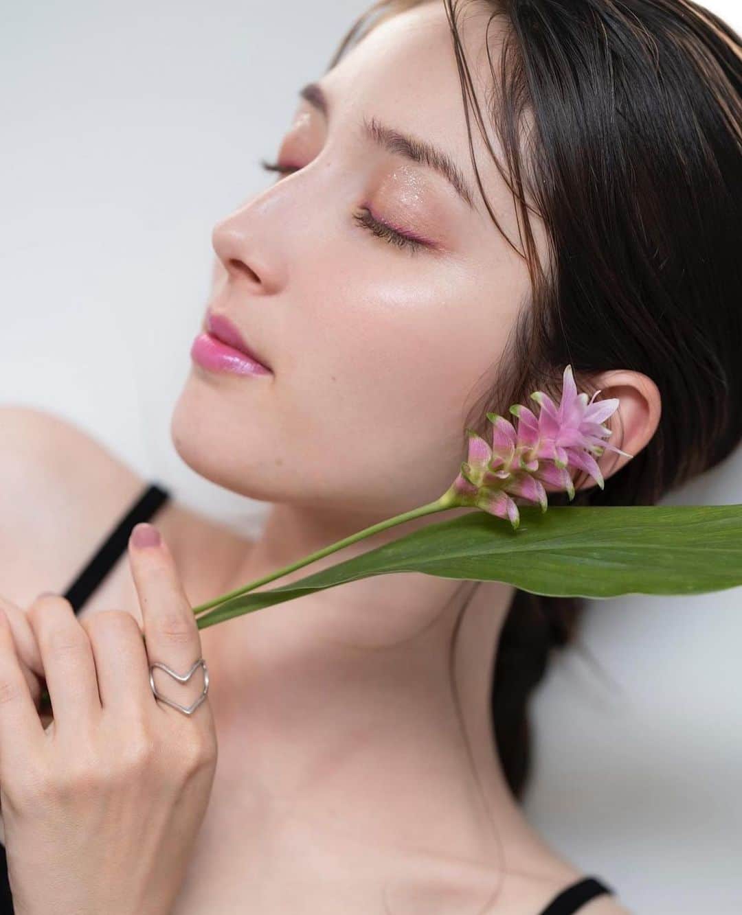 クリスティー麻里子さんのインスタグラム写真 - (クリスティー麻里子Instagram)「🪻🪞 . Photo by @petitbebepencil Hair Make by ...