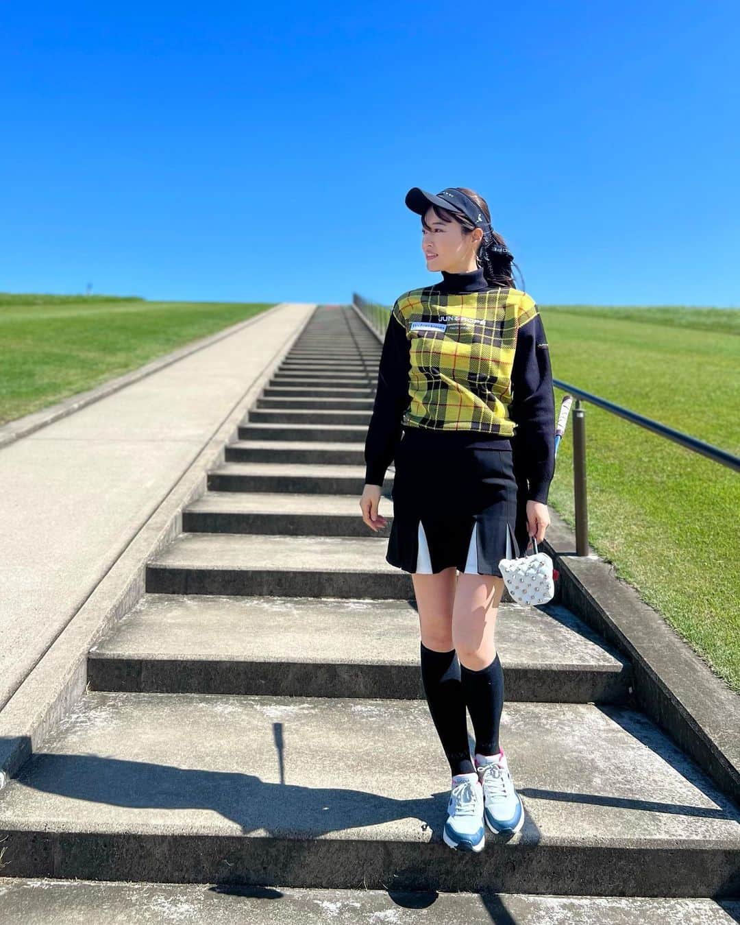 高橋としみさんのインスタグラム写真 - (高橋としみInstagram)「雲ひとつない青空🍂 秋って感じですね😊 この日のコーデは 全身 @junandrope やっぱり黄色好きだな😊♥️ 夏 ...