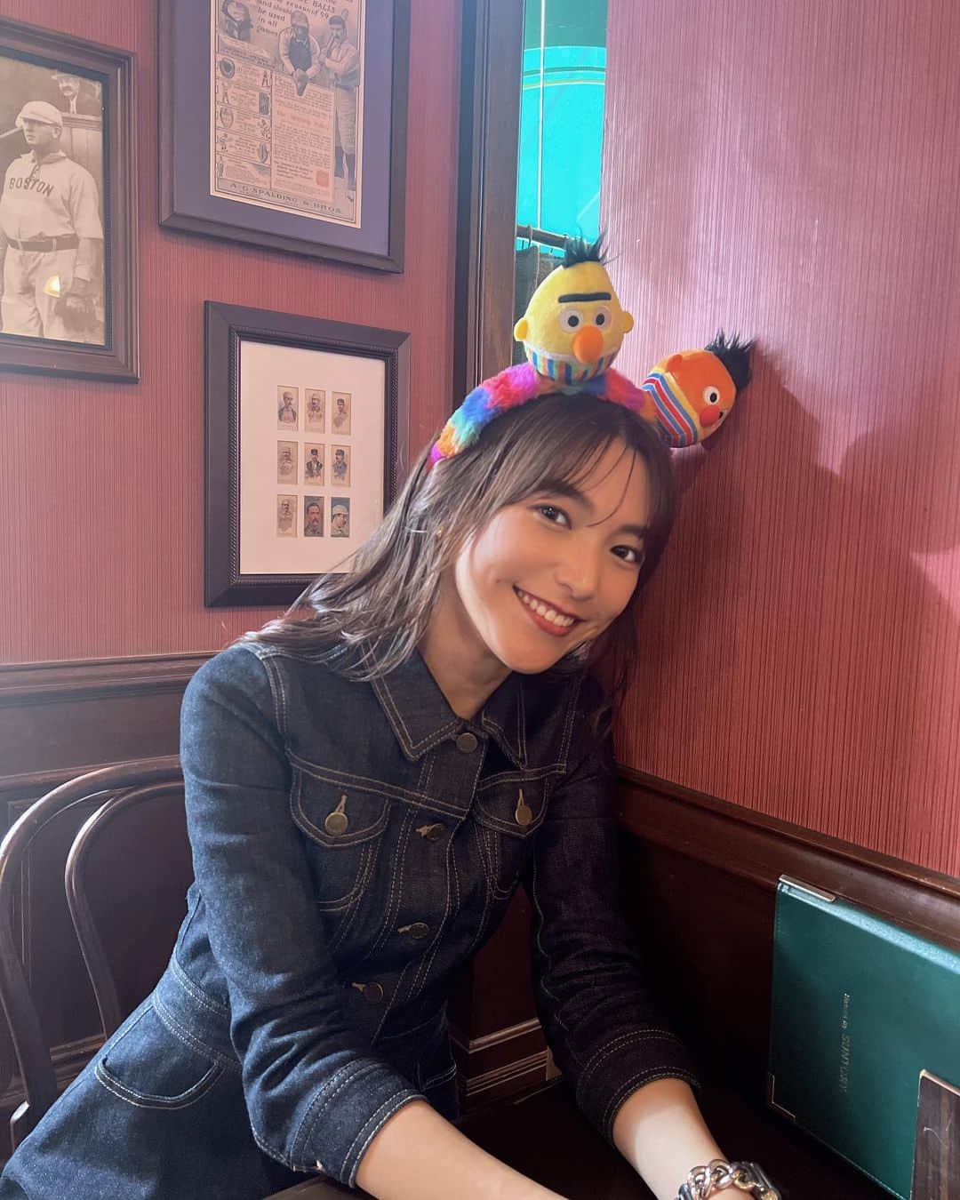 秋山未有さんのインスタグラム写真 - (秋山未有Instagram)「アーニーとバートのカチューシャ可愛い🧡💜 #sesamestreet #usj 実は先週、母校の龍谷大学が3年半越しの卒業 ...