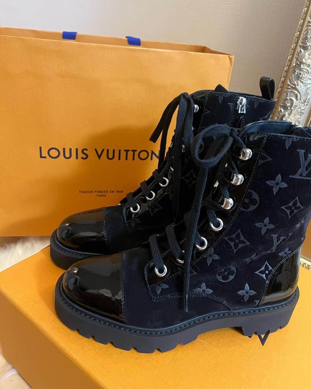 SHIHOさんのインスタグラム写真 - (SHIHOInstagram)「. . new in👢！ 可愛すぎる冬用ブーツ🐈💞💞 . @louisvuitton . .」10月23日 22時18 ...