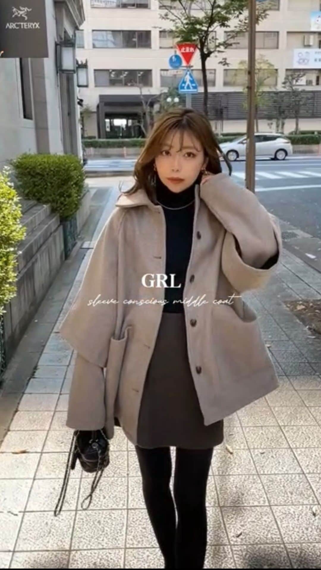 GRLさんのインスタグラム動画 - (GRLInstagram)「GRLおすすめコートを紹介するよ🩵 スリーブコンシャスミドル丈コート[zi369] #コート #コートコーデ #アウター ...