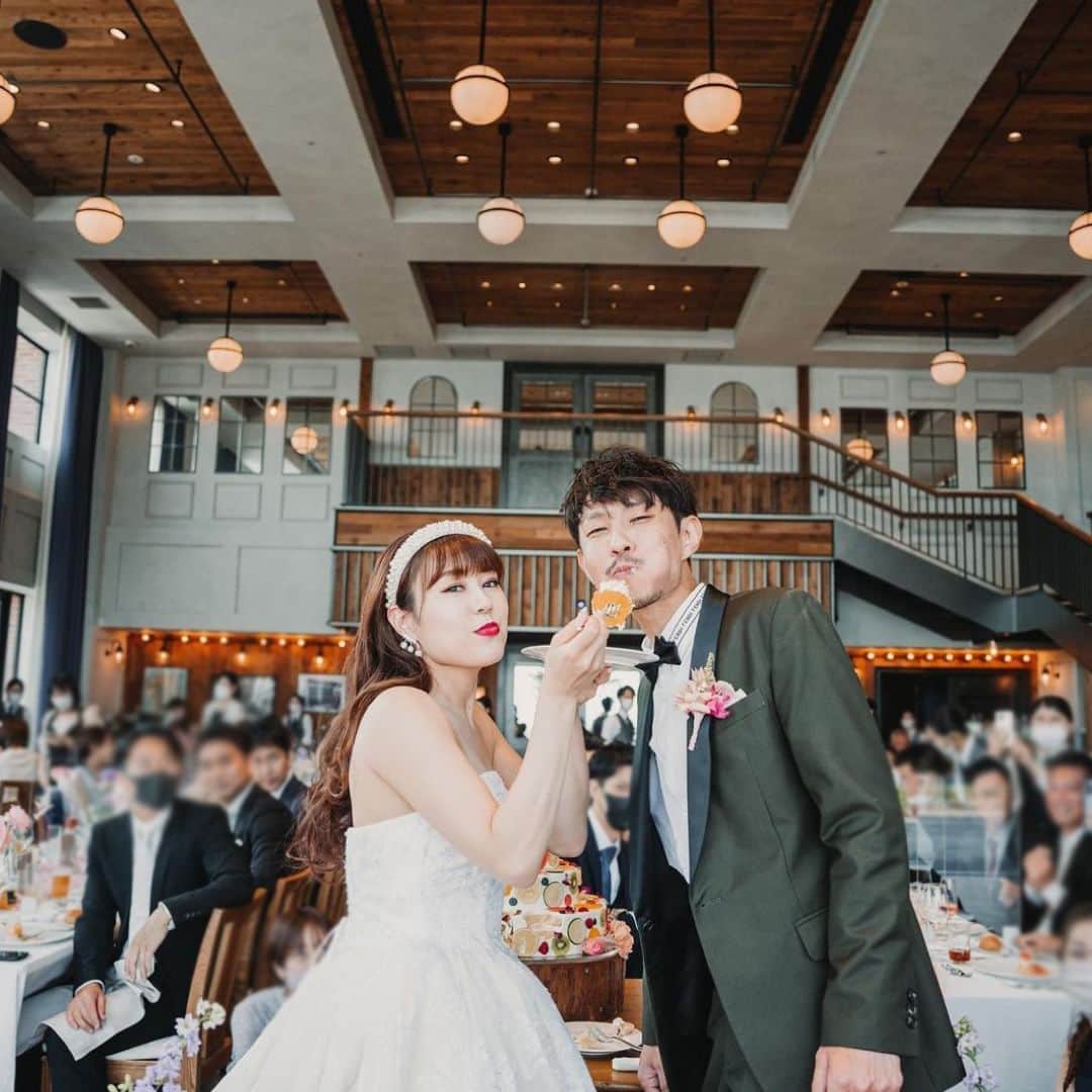 PIARYさんのインスタグラム写真 - (PIARYInstagram)「\ こだわりの詰まったファーストバイトの様子をご紹介💕 ／ まるでお花畑の中にいるような装花が印象的な花嫁さま♪ 結婚 ...