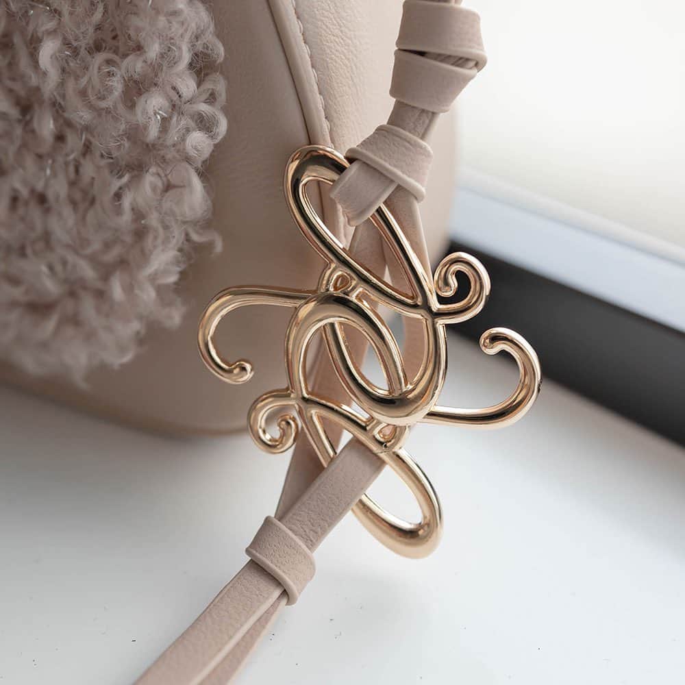 RANDAさんのインスタグラム写真 - (RANDAInstagram)「. 【FLUFFY ITEMS】 本格的に寒くなるこれからの時期に身に着けたくなる おすすめのファーアイテムを ...