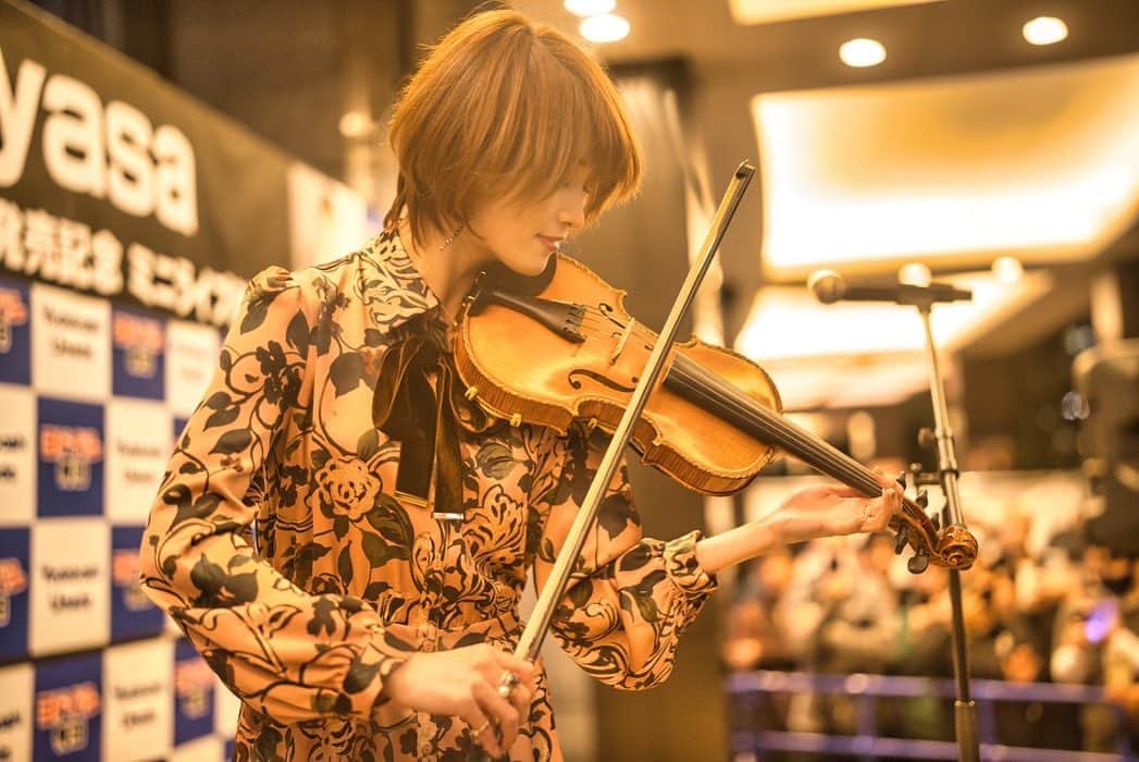 AYASAさんのインスタグラム写真 - (AYASAInstagram)「🎻 ヨドバシカメラマルチメディア梅田店様でのリリースイベントの図。その② (2023.10.28) 2日連続お世話に ...