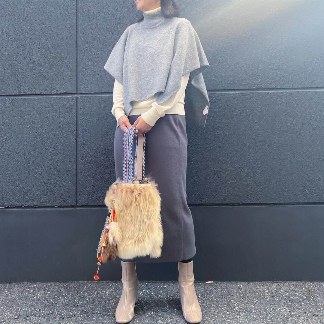 lady.junjunさんのインスタグラム写真 - (lady.junjunInstagram)「. 平凡なボトムもこのポンチョで 一気に可愛くなる🩶 デニムにも合わせたいなぁ👖 ️やわらか ...