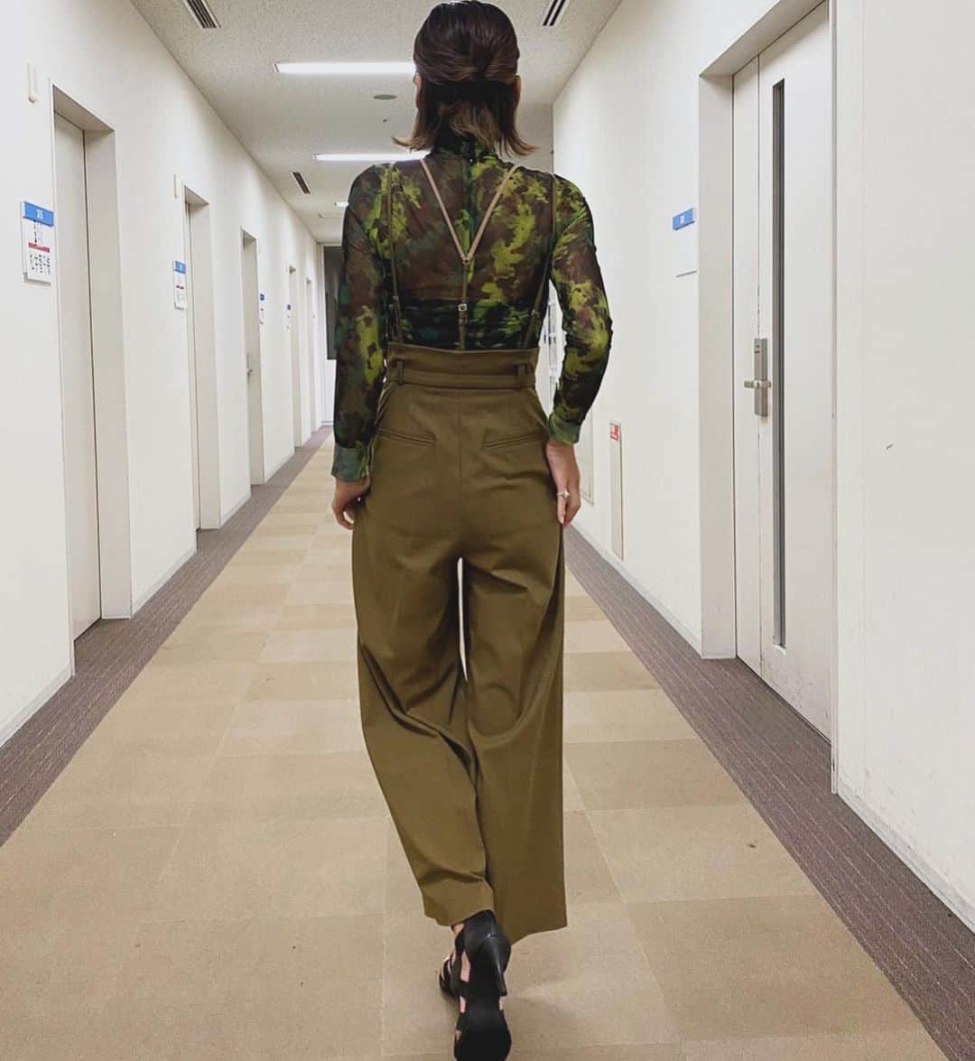 西山茉希さんのインスタグラム写真 - (西山茉希Instagram)「収録衣装 #トップス&パンツ @sly_official #ピアス @mayu_accessories 髪はハーフアップで ...