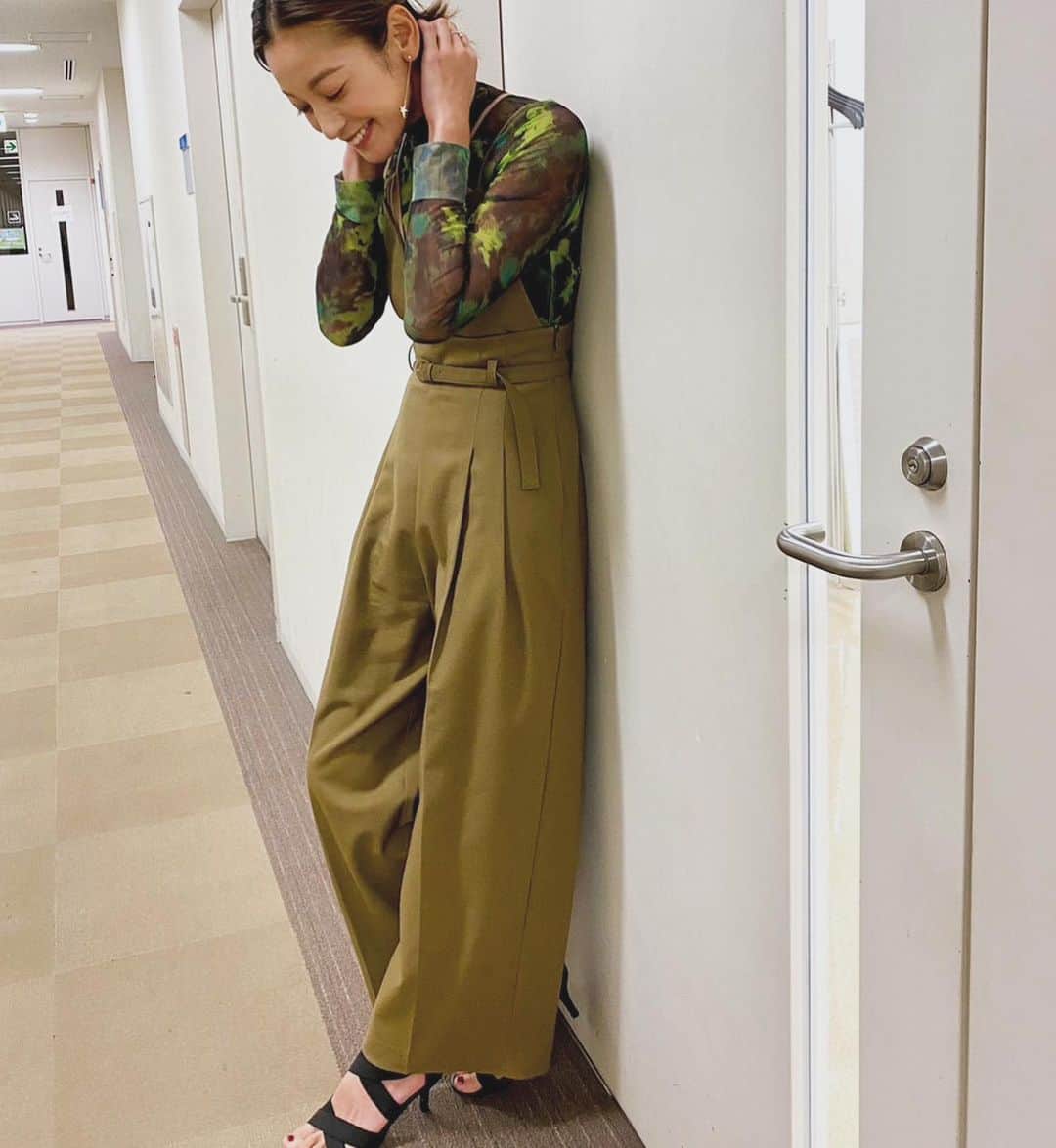 西山茉希さんのインスタグラム写真 - (西山茉希Instagram)「収録衣装 #トップス&パンツ @sly_official #ピアス @mayu_accessories 髪はハーフアップで ...