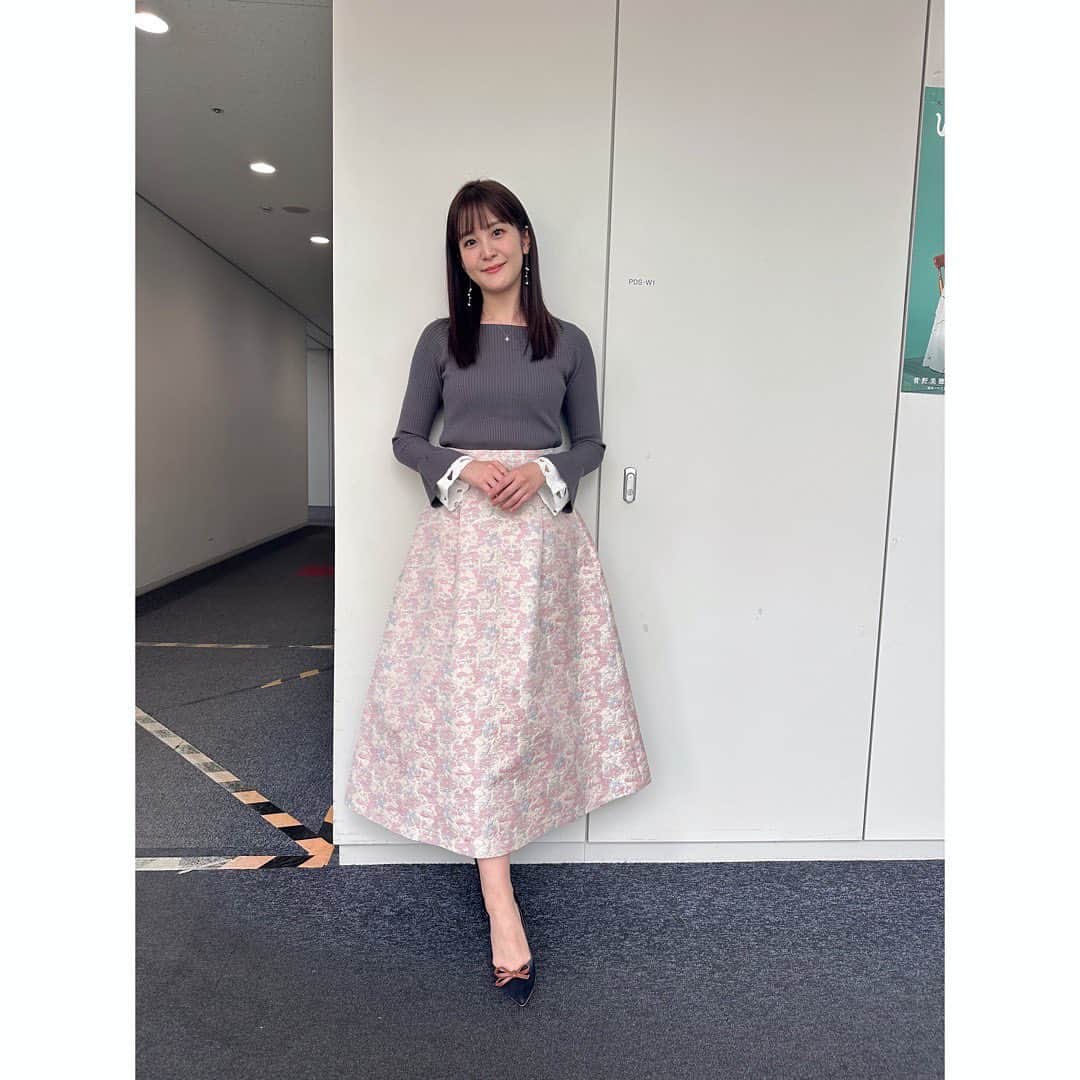 林美桜さんのインスタグラム写真 - (林美桜Instagram)「. #ワイドスクランブル #衣装 . 1.2 ブラウス・パンツ ...