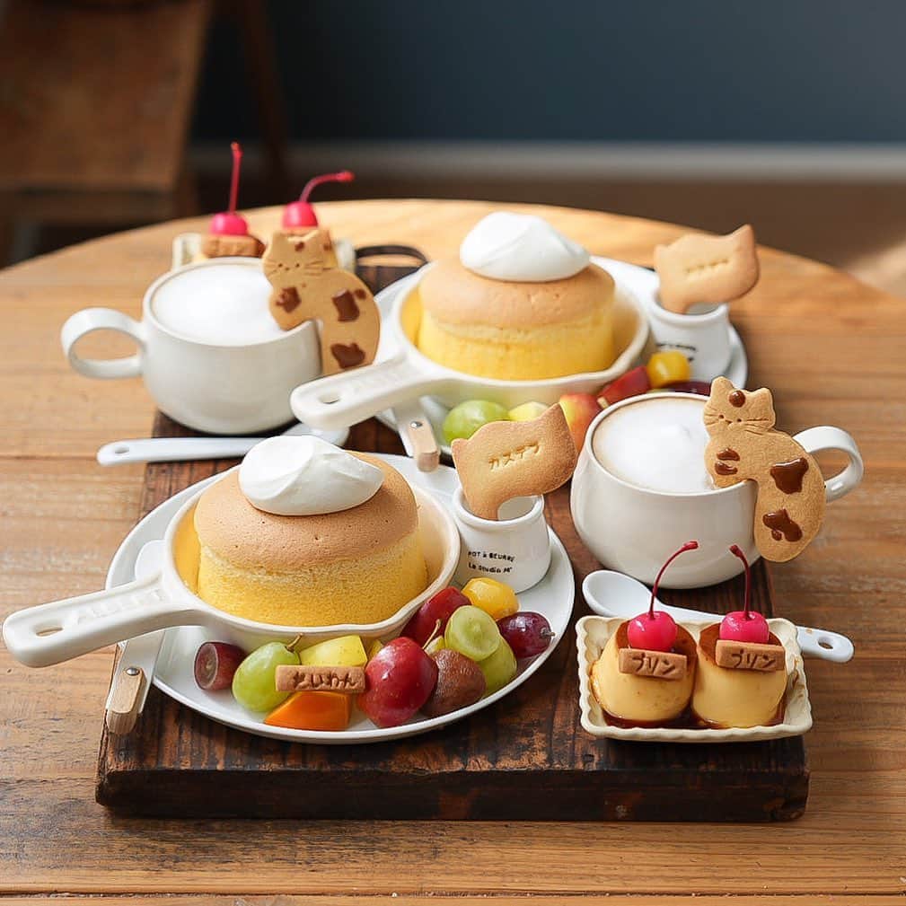 junjunさんのインスタグラム写真 - (junjunInstagram)「🥞 ぽってりクリームのせ台湾カステラ 秋のフルーツとflagクッキー ふたごプリン 私のふち猫カフェラテ お ...