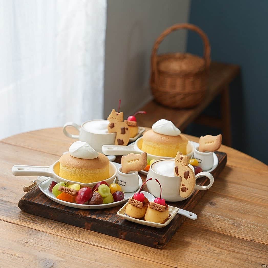 junjunさんのインスタグラム写真 - (junjunInstagram)「🥞 ぽってりクリームのせ台湾カステラ 秋のフルーツとflagクッキー ふたごプリン 私のふち猫カフェラテ お ...