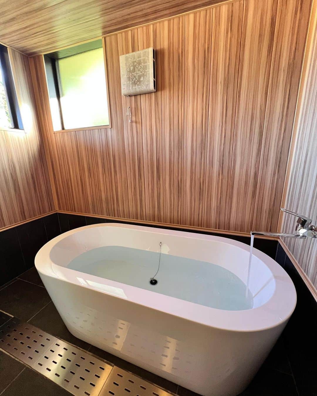 草野春香さんのインスタグラム写真 - (草野春香Instagram)「. 📍𝗠𝗶𝘀𝗼𝗿𝗮 𝗬𝘂𝗳𝘂𝗶𝗻 @stayyufuin 大分県由布市にある一棟貸し宿🕊 見た目は普通のお家だけど 中は ...