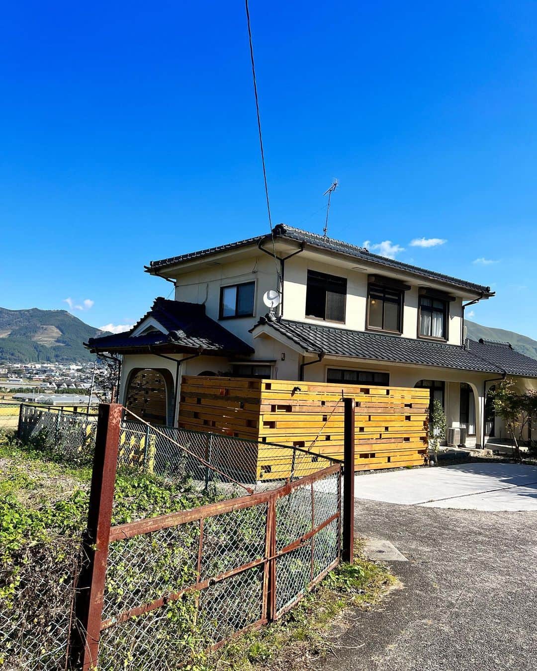 草野春香さんのインスタグラム写真 - (草野春香Instagram)「. 📍𝗠𝗶𝘀𝗼𝗿𝗮 𝗬𝘂𝗳𝘂𝗶𝗻 @stayyufuin 大分県由布市にある一棟貸し宿🕊 見た目は普通のお家だけど 中は ...