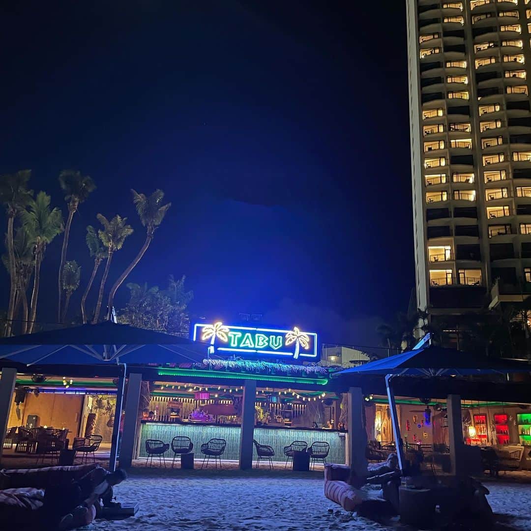 長江愛美さんのインスタグラム写真 - (長江愛美Instagram)「🇬🇺🌛 ホテルのtabu bar🍸 海辺で生演奏を聴きながら、 大きな ...