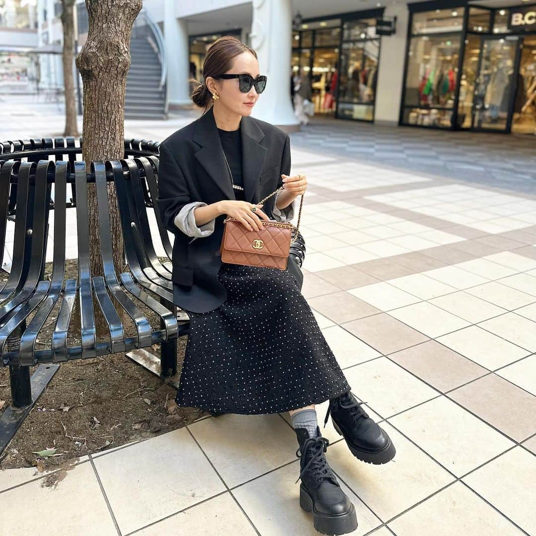 kyoco_ococさんのインスタグラム写真 - (kyoco_ococInstagram)「All black style🖤 レディライクなドットツイードスカートにオーバーサイズのジャケット ...