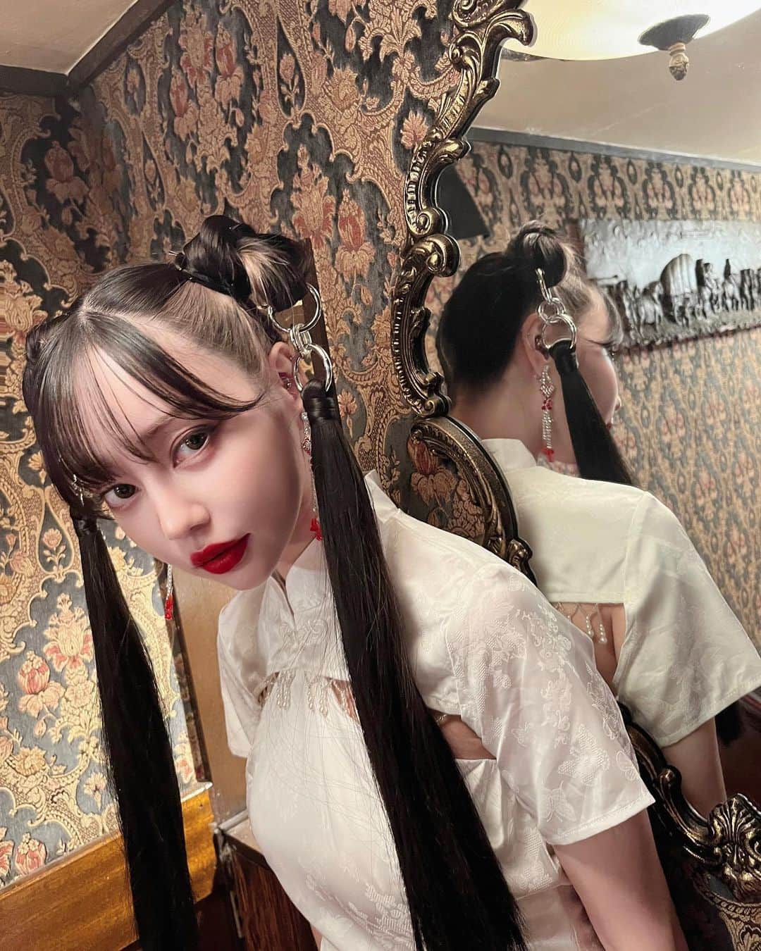 中村里砂さんのインスタグラム写真 - (中村里砂Instagram)「【Fatalité 酒池肉林】発売されました！ OFF SHOT🪭🎗️」10月31日 12時48分 - risa_doll_