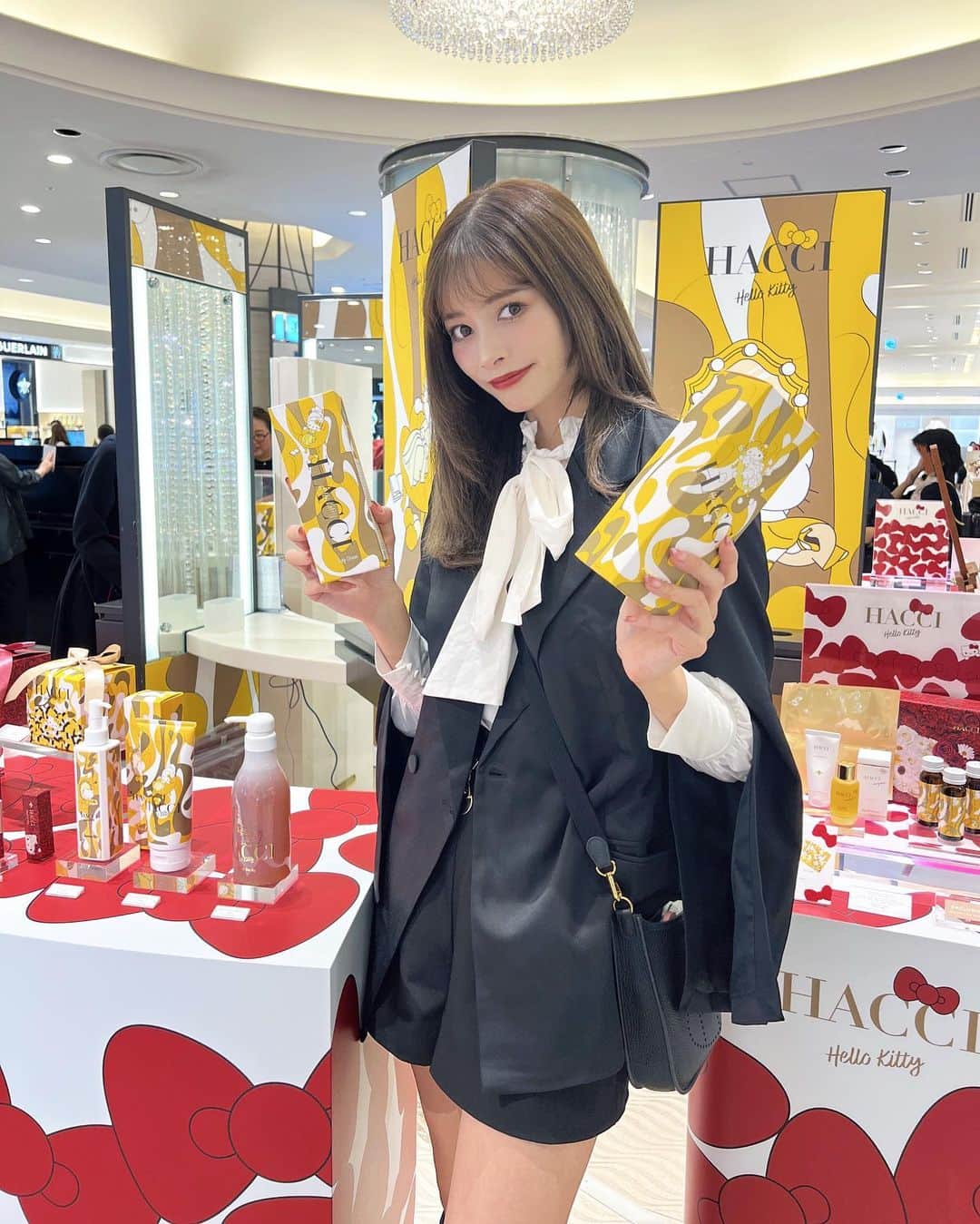 得あゆさんのインスタグラム写真 - (得あゆInstagram)「HACCI×Kitty 最強コラボ💛🍯🐝💭 11/1〜1週間限定で阪急うめだ本店 2階にてPOPUP開催中💛 とっても可愛いく ...