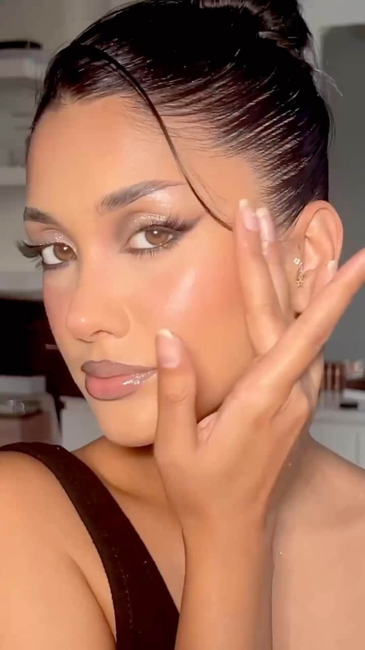 Huda Kattanさんのインスタグラム動画 - (Huda KattanInstagram)「@beautiception showing ...