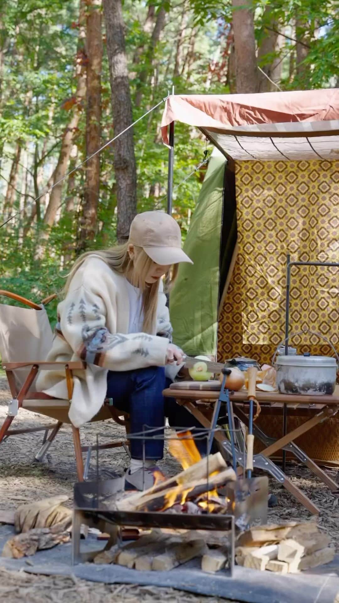 CAMP_HACKさんのインスタグラム動画 - (CAMP_HACKInstagram)「コンソメスープが冷えた身体に沁みる〜☺️🧅 「丸ごと玉ねぎスープ」作り方はこちら👇 ️材料 ・玉ねぎ ...