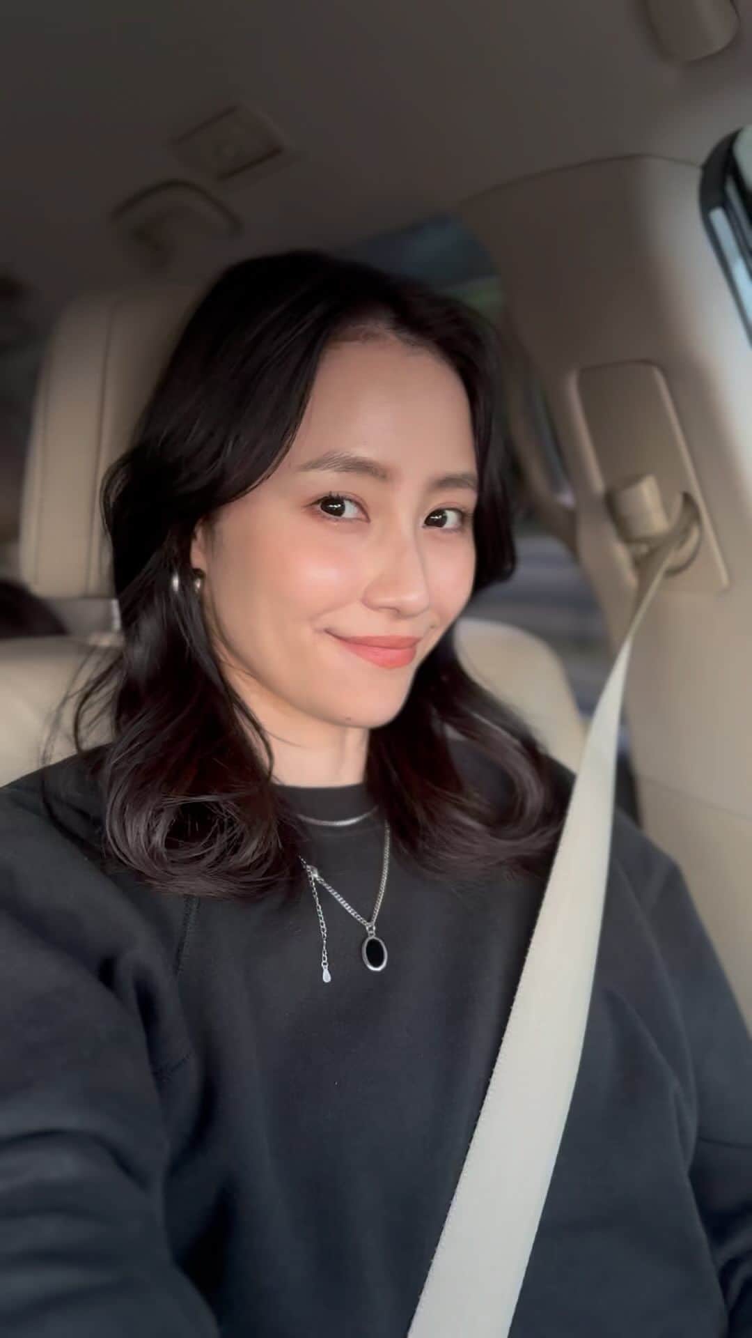 Rienaさんのインスタグラム動画 - (RienaInstagram)「写真だと思って撮っていたら、 シネマティックモードでした😂 肌が綺麗 ...