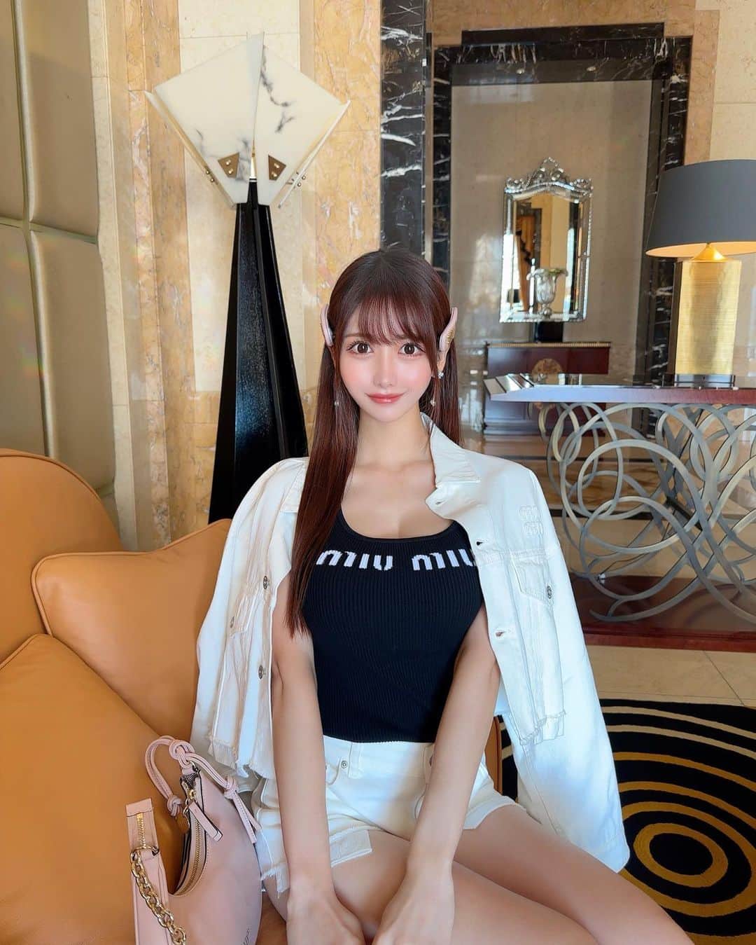 MAYUさんのインスタグラム写真 - (MAYUInstagram)「. @miumiu コーデ🤍🖤 ぷっくりおおきいヘアクリップは気に入って2つ買ったから、左右両側に着けてみた💖🪽 ...