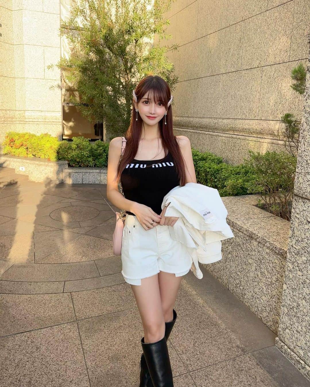 MAYUさんのインスタグラム写真 - (MAYUInstagram)「. @miumiu コーデ🤍🖤 ぷっくりおおきいヘアクリップは気に入って2つ買ったから、左右両側に着けてみた💖🪽 ...