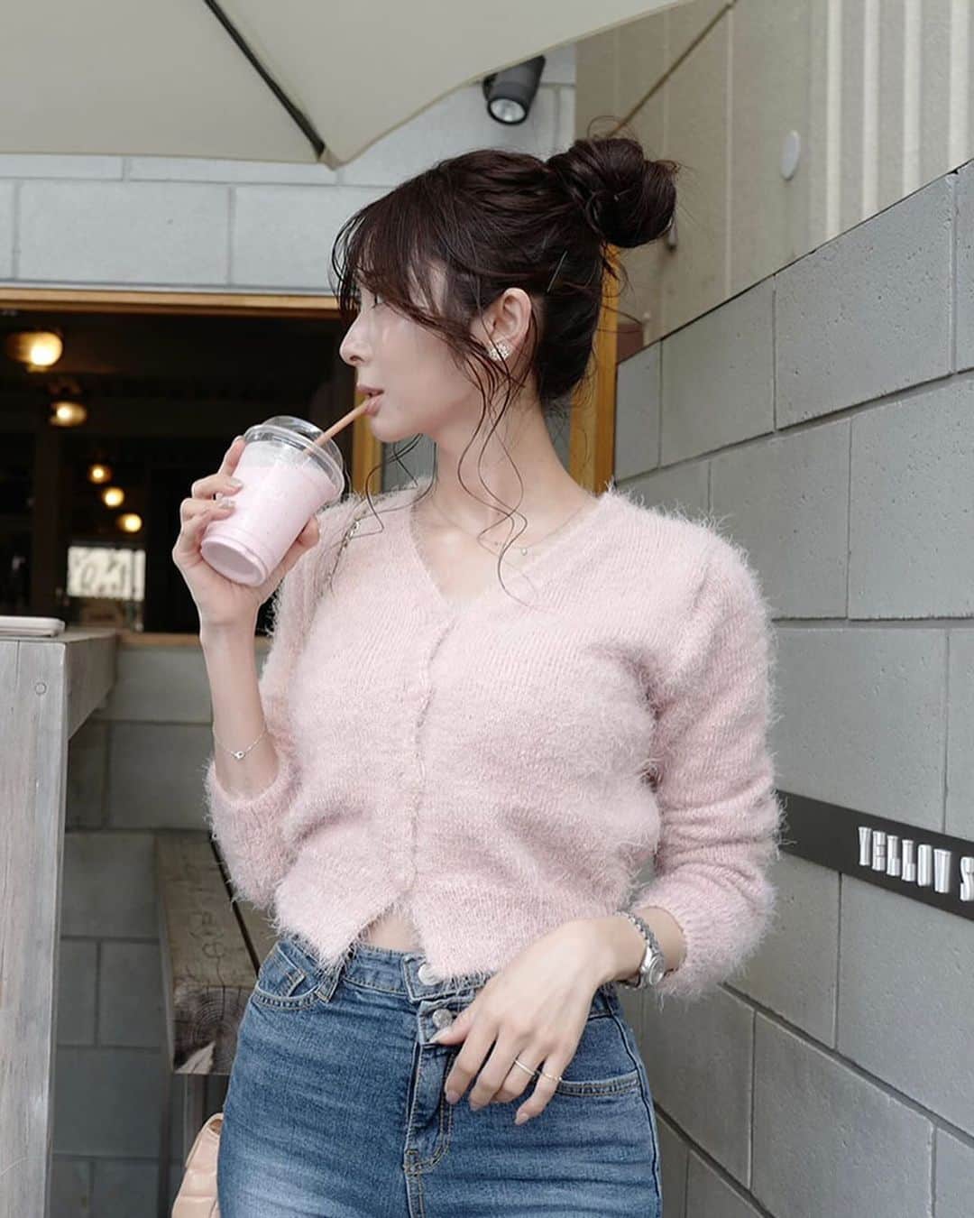 DHOLIC SNAPさんのインスタグラム写真 - (DHOLIC SNAPInstagram)「今の時期に必須アイテムカーディガン🍂🤎 トップスとしても羽織としても使えるので何枚持っていても ...