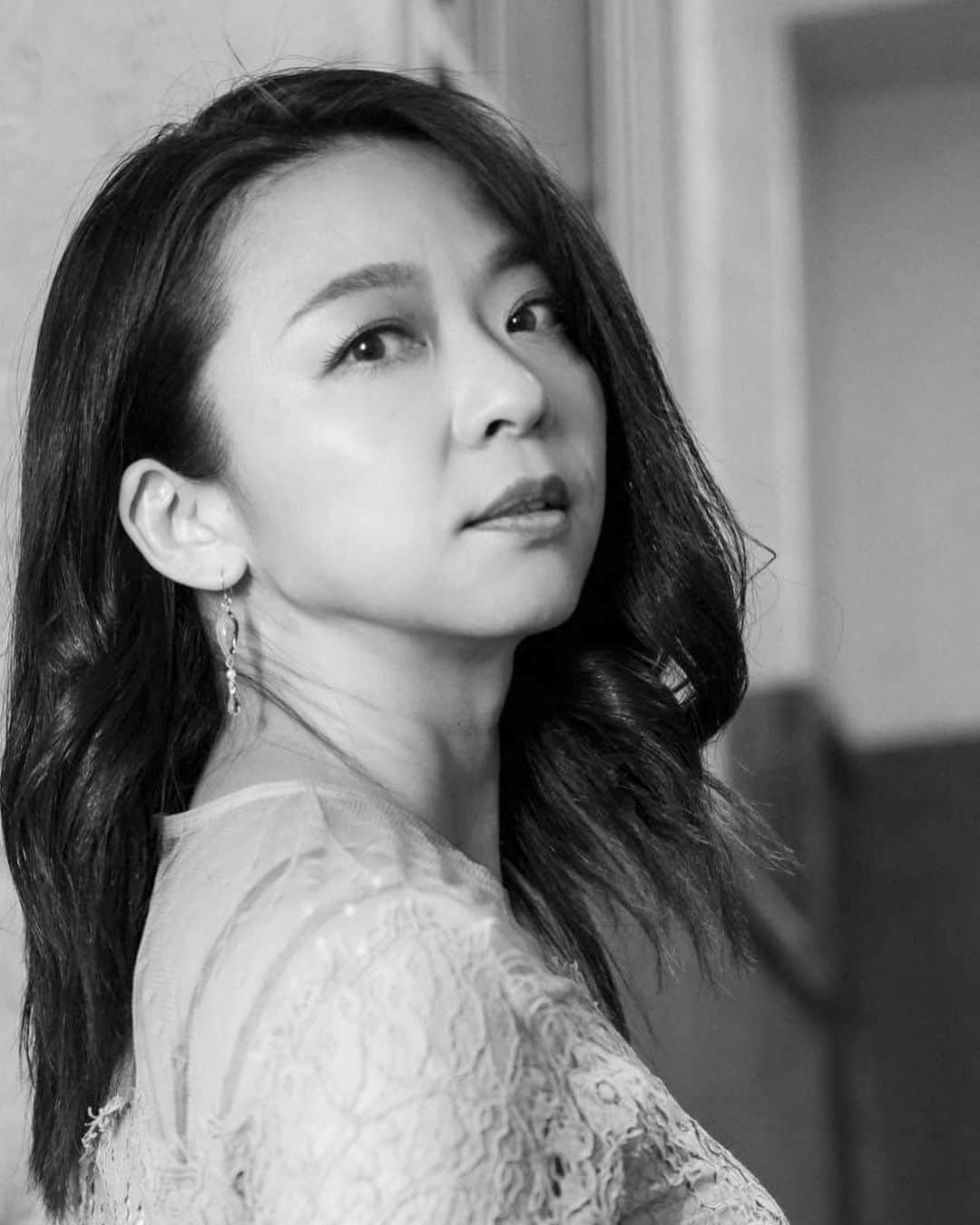 結城さなえさんのインスタグラム写真 - (結城さなえInstagram)「photo by @kimunao 階段がすり減っているのも、壁の風合いも、 味わい深い♡ 実はエレベータもかっこいい ...