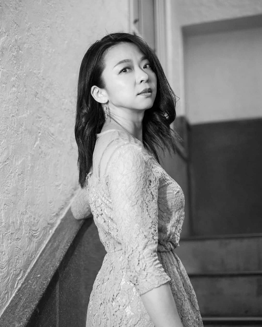 結城さなえさんのインスタグラム写真 - (結城さなえInstagram)「photo by @kimunao 階段がすり減っているのも、壁の風合いも、 味わい深い♡ 実はエレベータもかっこいい ...