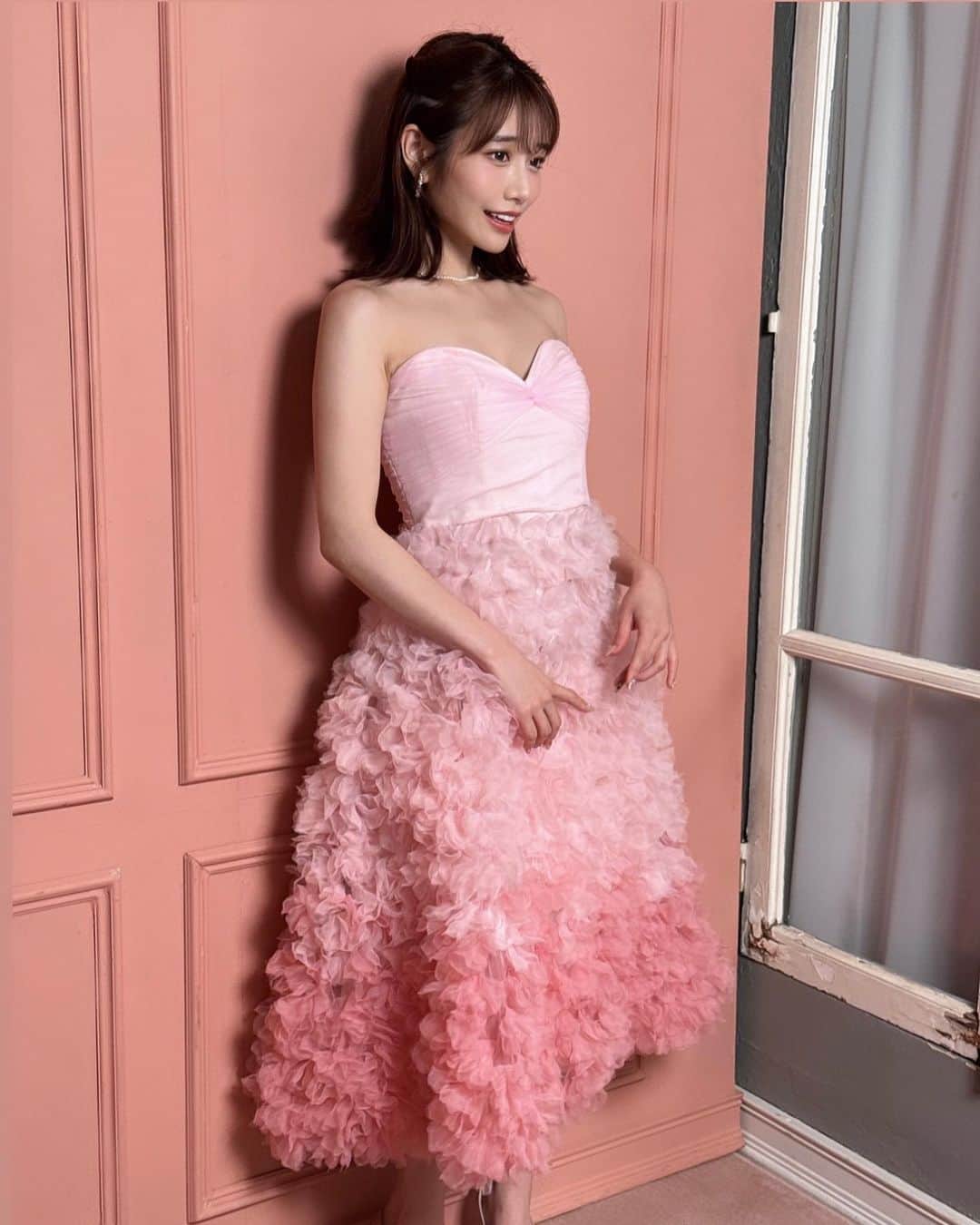 河北彩花さんのインスタグラム写真 河北彩花instagram 「⁡ ⁡ ⁡ ピンクいっぱいの中にお花を散りばめて とびっきり華やかな空間