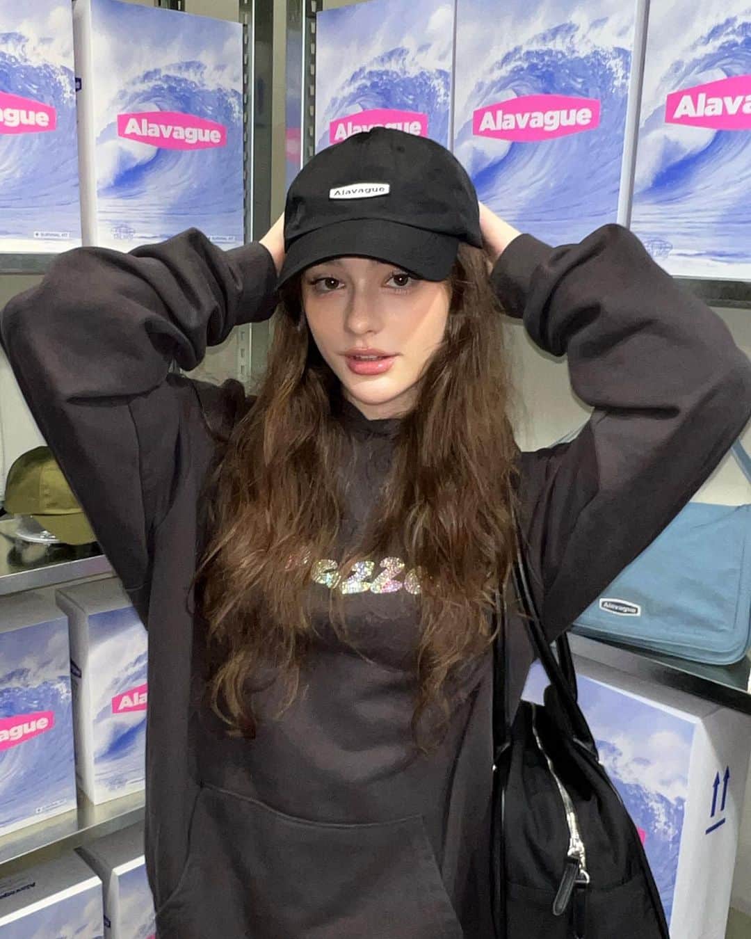 ダシャ・テゥアランさんのインスタグラム写真 - (ダシャ・テゥアランInstagram)「아라바그는 너무 귀여워요♡ @alavague.official a store employee ...