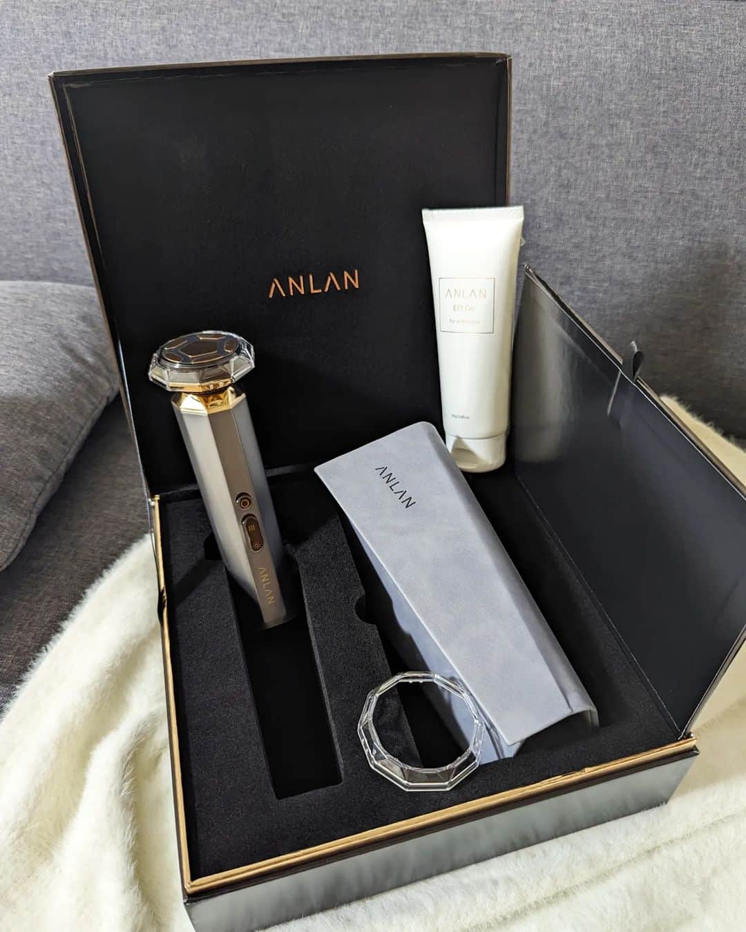 Hiromi Tomiiさんのインスタグラム写真 - (Hiromi TomiiInstagram)「おはよん😊 新しい美顔器をお迎えしたよ ...
