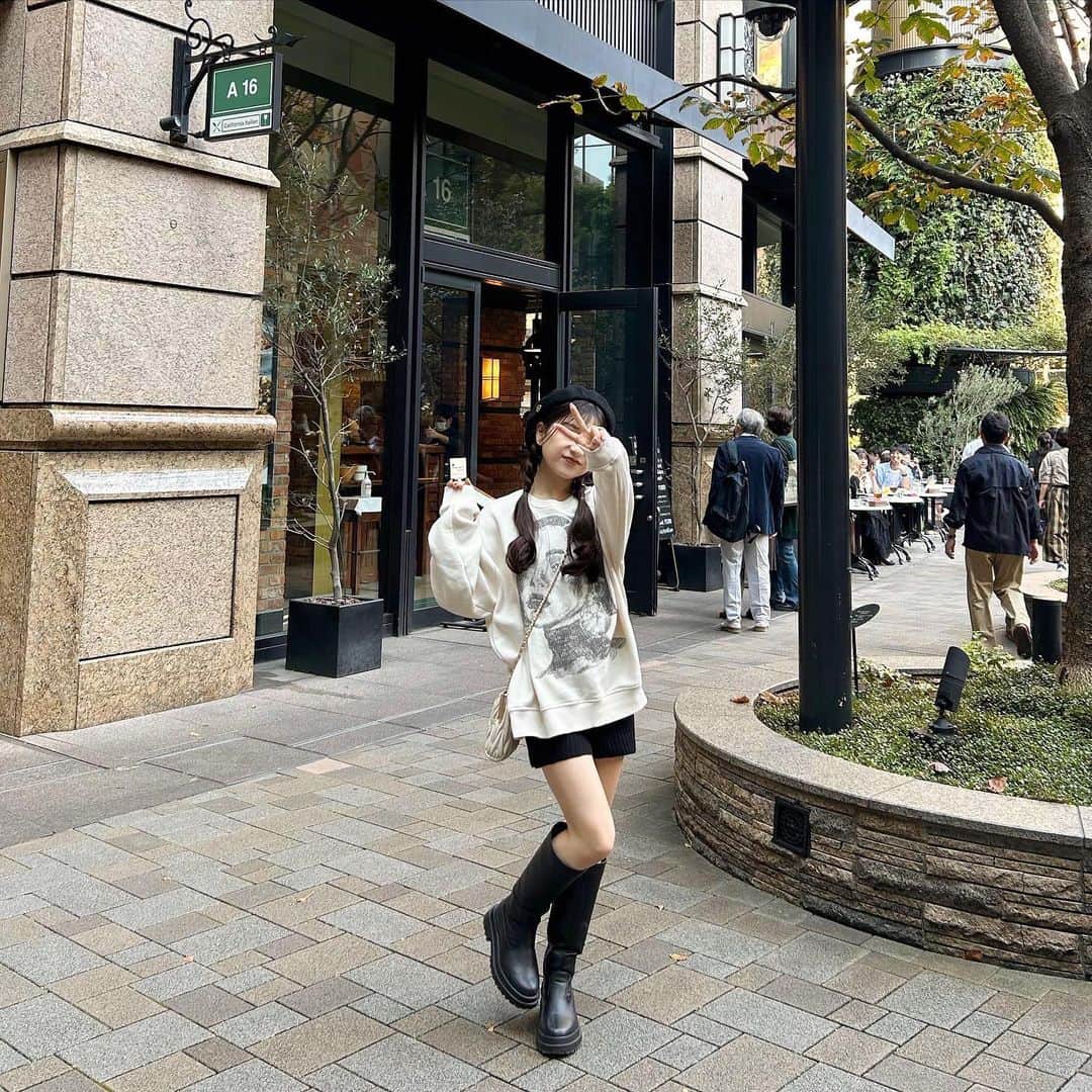 あみさんのインスタグラム写真 - (あみInstagram)「︴𝑡𝑜𝑘𝑦𝑜 𝑐𝑎𝑓𝑒 𝑑𝑎𝑦 , 𝑚𝑜𝑛𝑜𝑡𝑜𝑛𝑒 好きだったカフェコーデ🩰🤍 ...