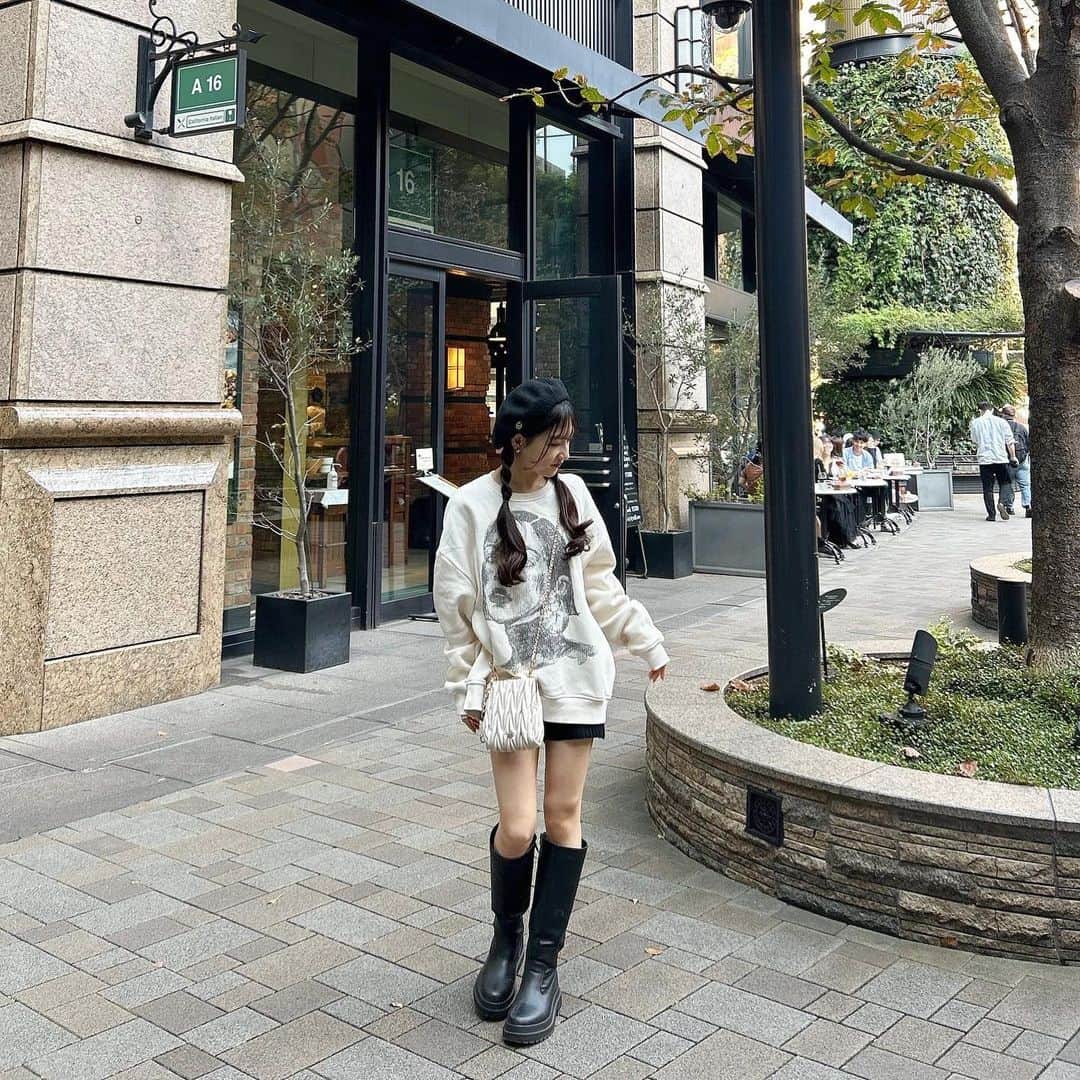 あみさんのインスタグラム写真 - (あみInstagram)「︴𝑡𝑜𝑘𝑦𝑜 𝑐𝑎𝑓𝑒 𝑑𝑎𝑦 , 𝑚𝑜𝑛𝑜𝑡𝑜𝑛𝑒 好きだったカフェコーデ🩰🤍 ...