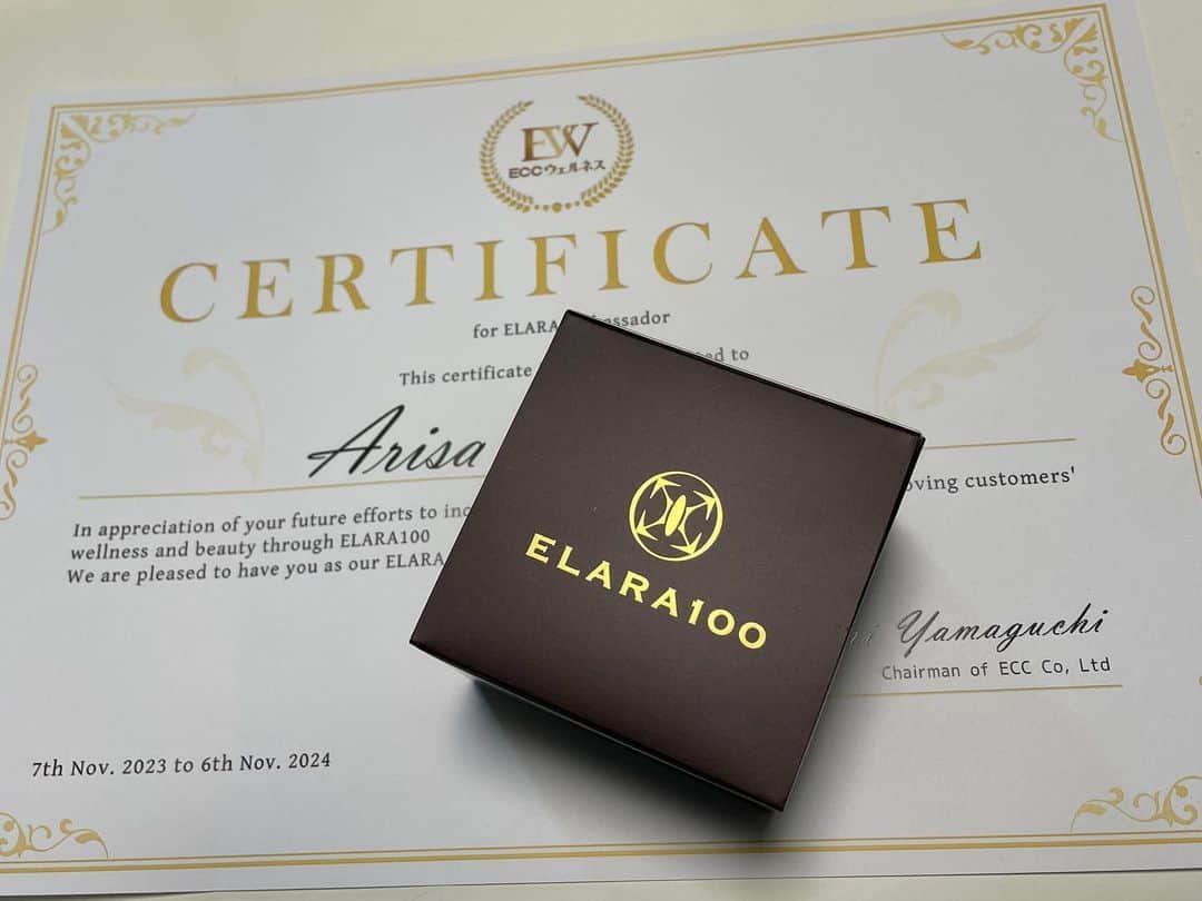 小林亜里紗さんのインスタグラム写真 - (小林亜里紗Instagram)「#ELARAアンバサダー に就任が決定したと、宅配便が届きました。 #オールインワンゲル 自分のお手入れに時間をかけ ...