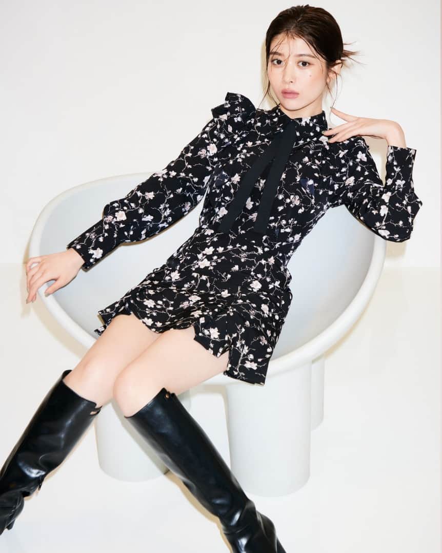 snidelさんのインスタグラム写真 - (snidelInstagram)「本週新上架！ 這款迷你長印花洋裝充滿了SNIDEL獨特的風格。裙子部分具有微妙的箱形褶皺，打造迷人的外觀。 可拆卸 ...