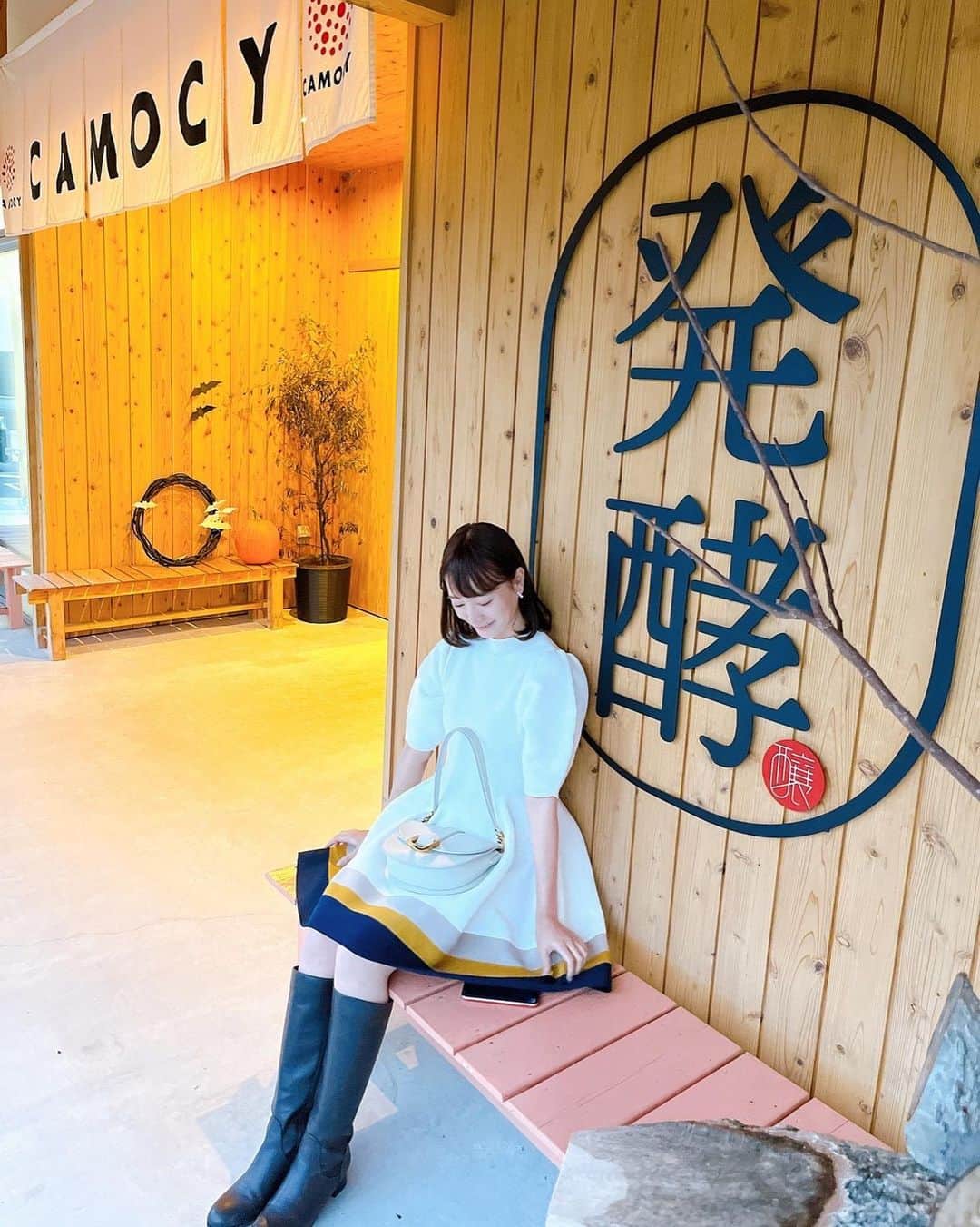 仮屋未来さんのインスタグラム写真 - (仮屋未来Instagram)「#発酵パークCAMOCY 🦆 お昼も夜も温かいライトと雰囲気が好きです♡ 秋の服は移り変わりがあっという間ですね🙀 11月 ...