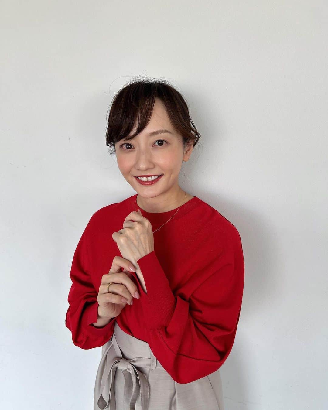 島本真衣さんのインスタグラム写真 - (島本真衣Instagram)「秋冬に着る赤、大好きです ️ #衣装 #ニットトップス #スカート ...