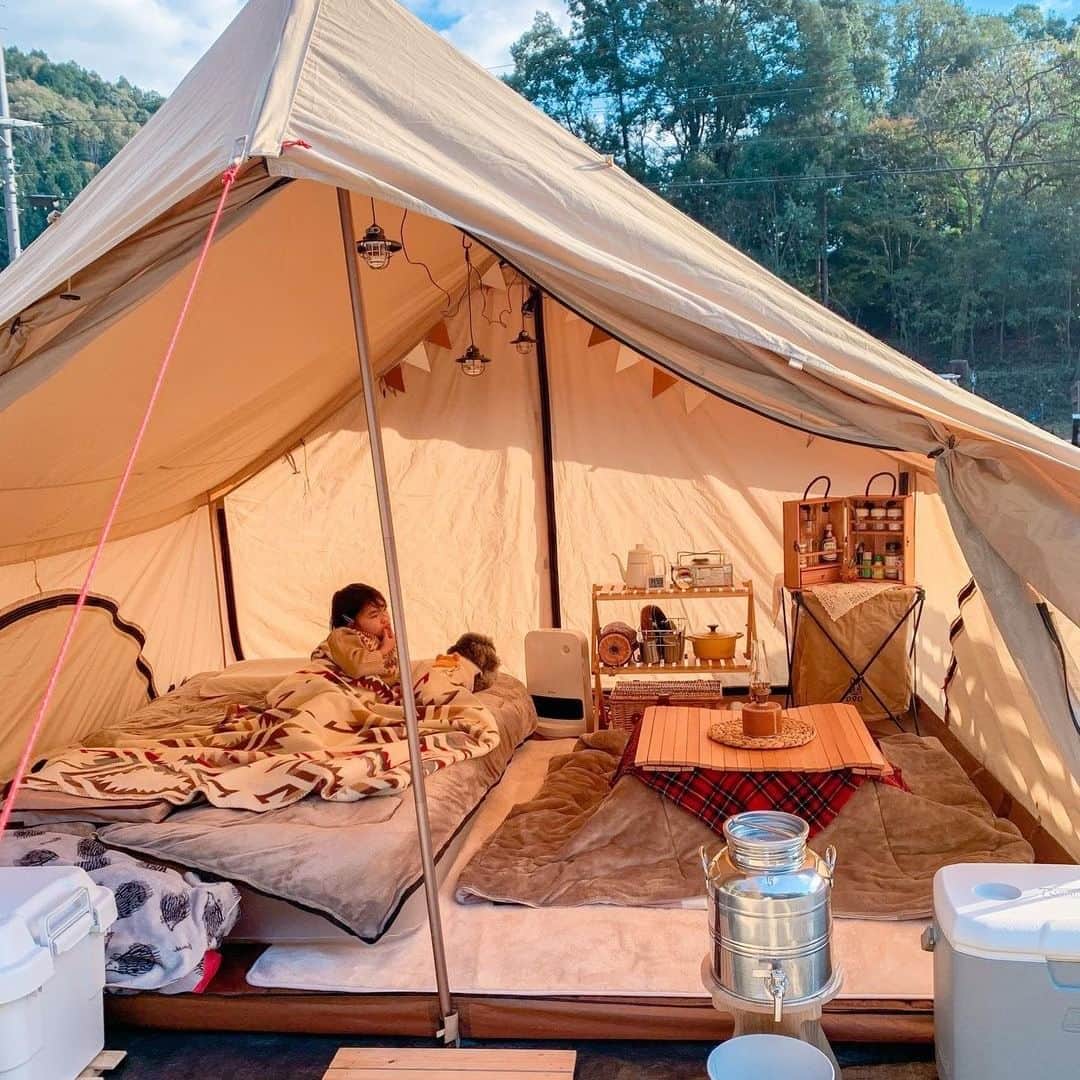 CAMP_HACKさんのインスタグラム写真 - (CAMP_HACKInstagram)「さむ〜い季節はこたつでお籠もりキャンプはいかがですか 皆さんが使用しているテントはこちら👇 1枚目📸 ...