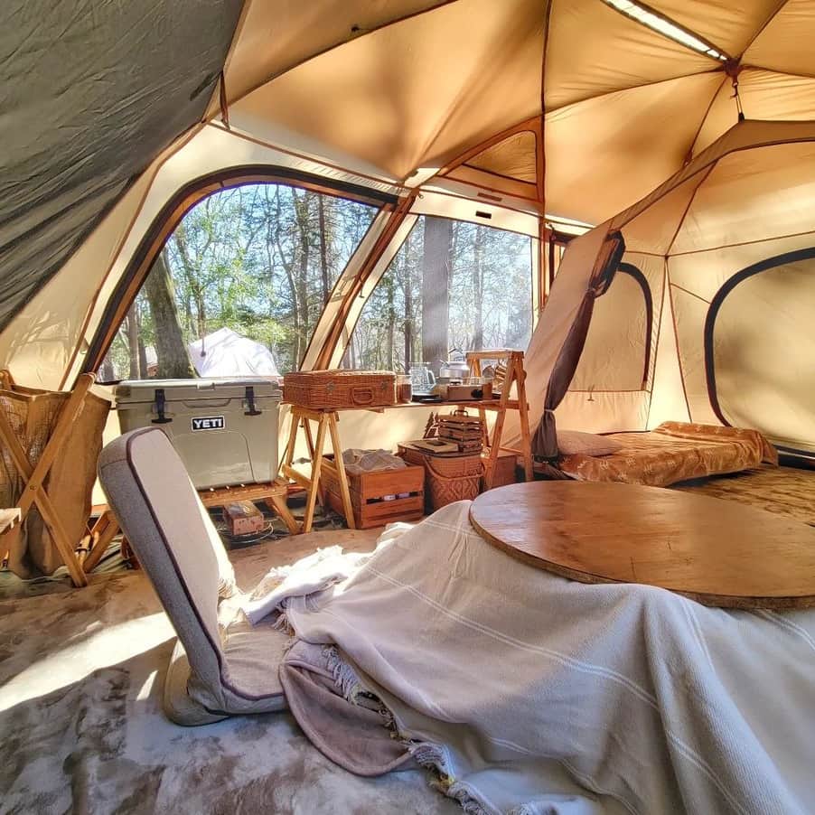 CAMP_HACKさんのインスタグラム写真 - (CAMP_HACKInstagram)「さむ〜い季節はこたつでお籠もりキャンプはいかがですか 皆さんが使用しているテントはこちら👇 1枚目📸 ...
