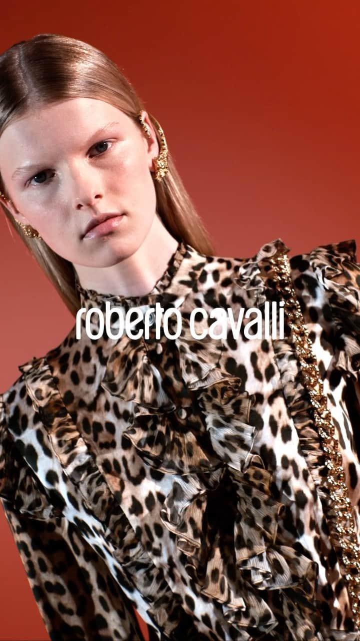 ロベルトカバリさんのインスタグラム動画 - (ロベルトカバリInstagram)「24-hour spotlight. Shift ...