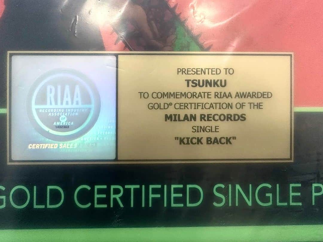 つんく♂さんのインスタグラム写真 - (つんく♂Instagram)「ただいま！ 日本に帰ってきて事務所来たら、 な！なんと、すごいのが届いてるやん！ これ絶対すごいやつ〜！ 米津玄師君の ...