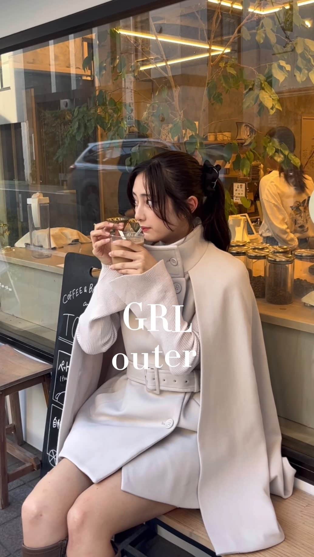 GRLさんのインスタグラム動画 - (GRLInstagram)「GRLの可愛いアウター3選💕 ベルト付きハイネックケープスコート[ze749] ハイネックベルスリーブリブニットトップス ...