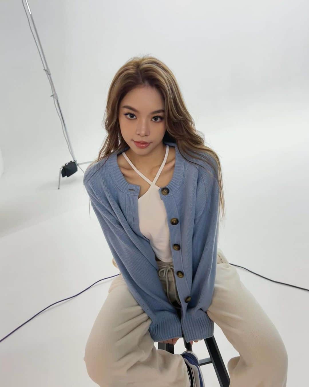 GU TAIWANさんのインスタグラム写真 - (GU TAIWANInstagram)「平時有點帥 偶爾寧靜藍 平常工作時喜歡穿得很舒服去上班 GU主打的美型針織外套系列就是秋冬必備單品🍂 ...