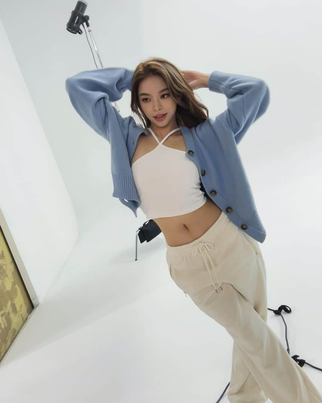 GU TAIWANさんのインスタグラム写真 - (GU TAIWANInstagram)「平時有點帥 偶爾寧靜藍 平常工作時喜歡穿得很舒服去上班 GU主打的美型針織外套系列就是秋冬必備單品🍂 ...