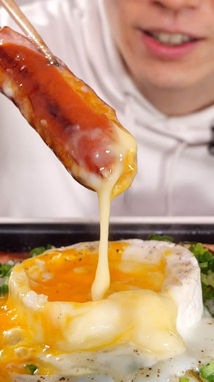 ケンティー健人さんのインスタグラム動画 - (ケンティー健人Instagram)「Enjoy cheese sausage #food」11月 ...