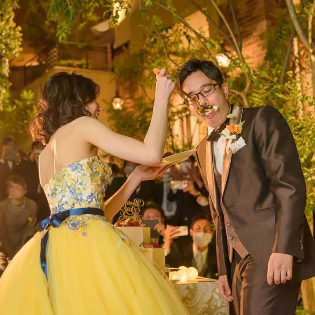 PIARYさんのインスタグラム写真 - (PIARYInstagram)「\ 先輩花嫁さまのファーストバイトの様子をご紹介💕 ／ 幻想的な夜のガーデンでファーストバイトをされた花嫁さま♪ 結婚 ...