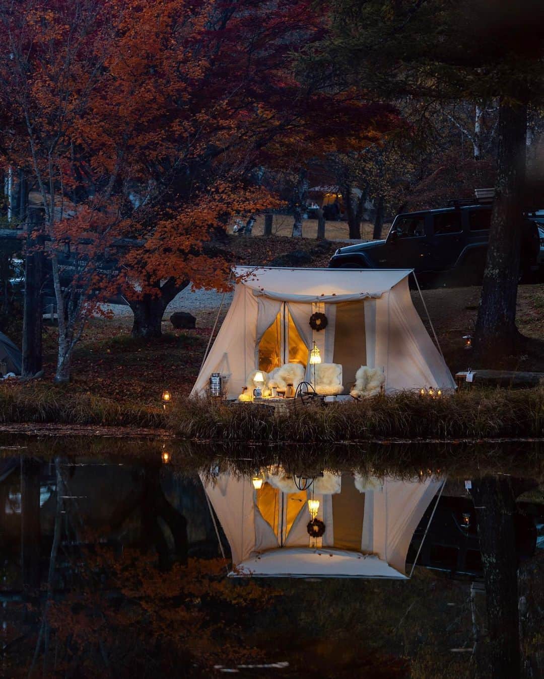 CAMP_HACKさんのインスタグラム写真 - (CAMP_HACKInstagram)「色鮮やかな紅葉🍁キャンプ特集 1,2枚目🍁 日ケ奥渓谷キャンプ場 3枚目🍁 休暇村乳頭温泉卿 乳頭 ...