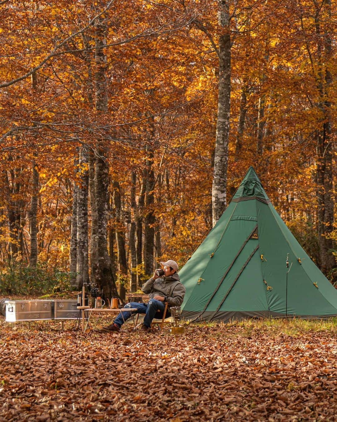 CAMP_HACKさんのインスタグラム写真 - (CAMP_HACKInstagram)「色鮮やかな紅葉🍁キャンプ特集 1,2枚目🍁 日ケ奥渓谷キャンプ場 3枚目🍁 休暇村乳頭温泉卿 乳頭 ...