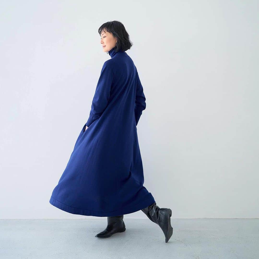 SINMEさんのインスタグラム写真 - (SINMEInstagram)「タートルニットワンピース 脇下から裾に向けてたっぷりなAラインで、スカート部分のフレア感はとても贅沢な気分のニット ...